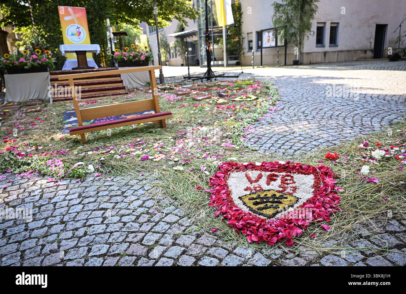Rottenburg Kreis Tuebingen 19.6.2025 Der Blumenteppich mit einem VfB ...