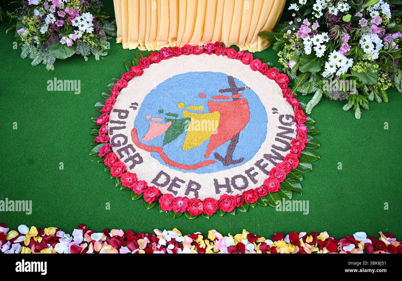 Rottenburg Kreis Tuebingen 19.6.2025 Der Blumenteppich, Pilger der ...