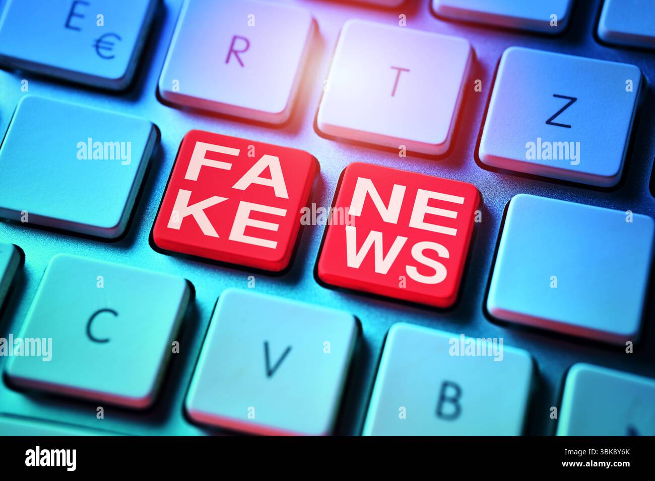 FOTOMONTAGE, Schriftzug Fake News auf Computertasten *** FOTOMONTAGE ...