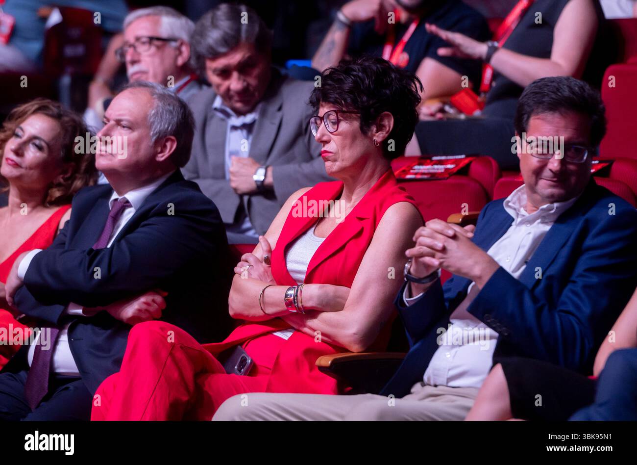 Minister of Inclusion, Social Security and Migration, Elma Saiz (c) and ...