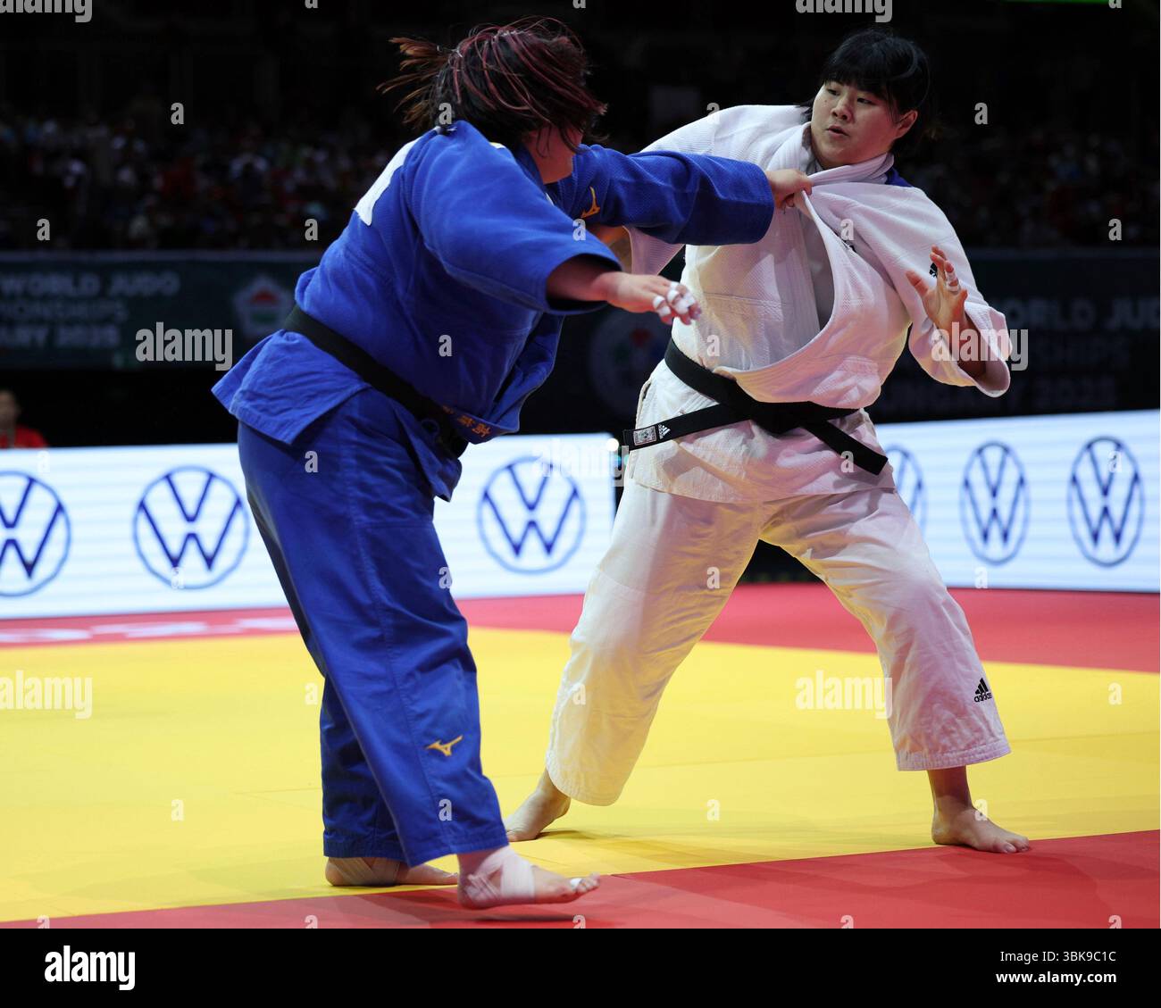 Ruri TAKAHASHI of Japan (blue) and Hayun KIM of Republic of Korea ...