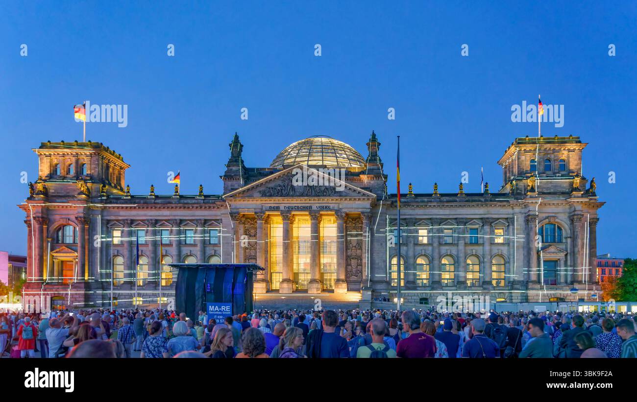 Christo jeanne claude wrapped reichstag hi-res stock photography and ...