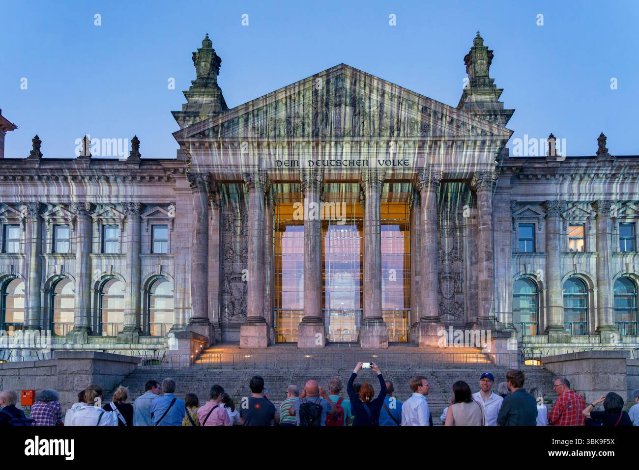 Reichstag kunstvoll beleuchtet als Hommage an den von Christo und ...