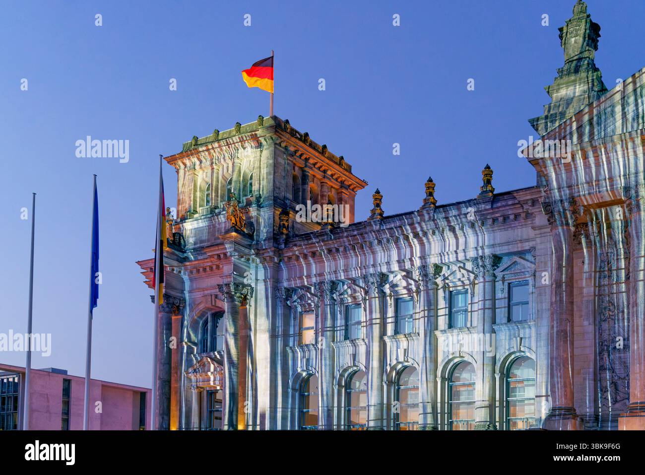Reichstag kunstvoll beleuchtet als Hommage an den von Christo und ...
