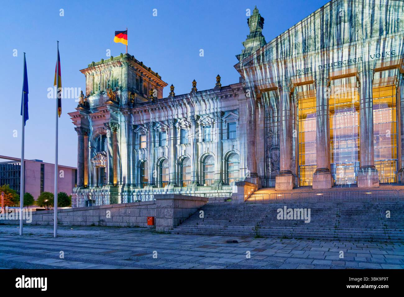 Reichstag kunstvoll beleuchtet als Hommage an den von Christo und ...