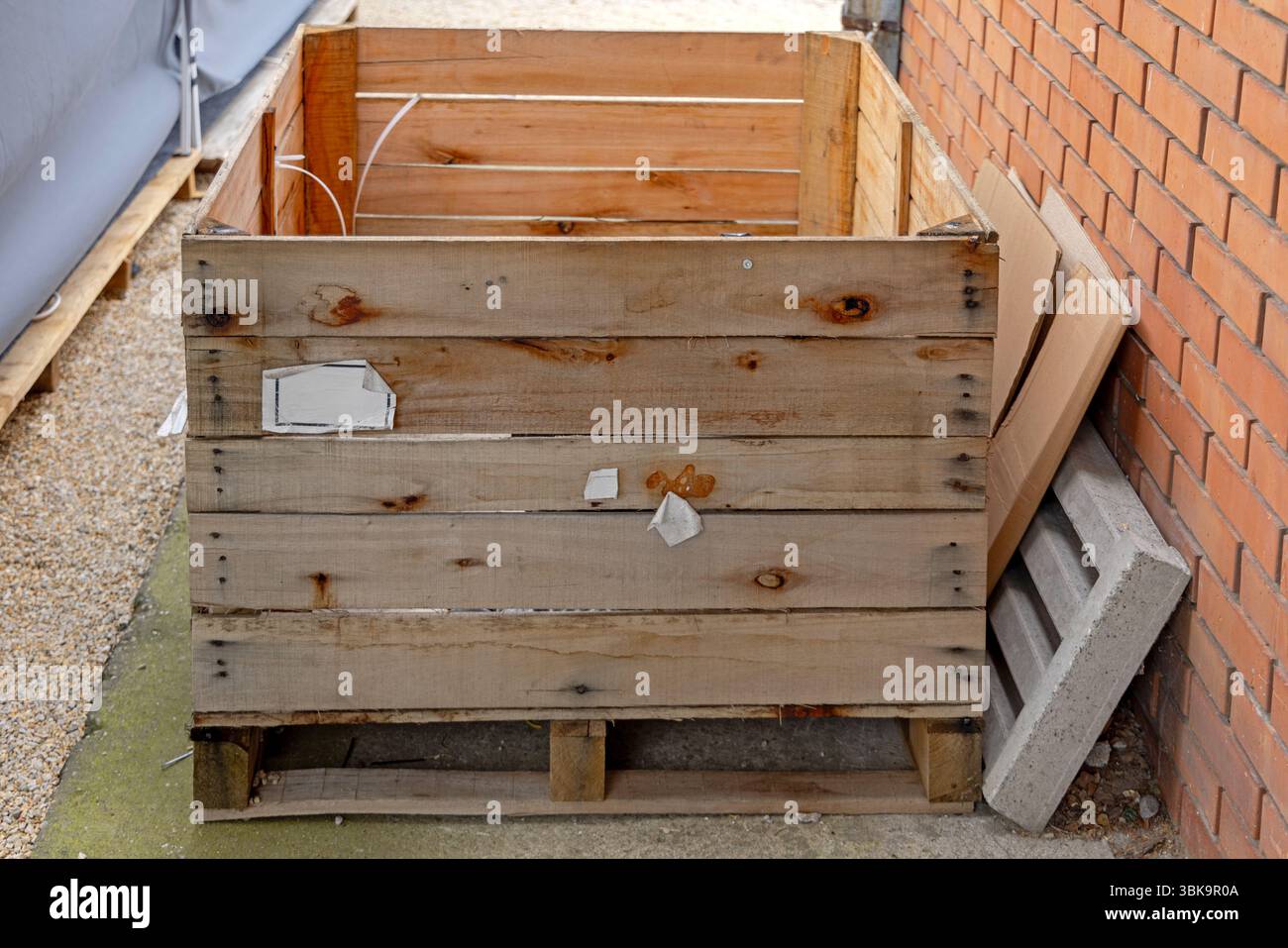 Crate used transportation storage hi-res stock photography and images ...