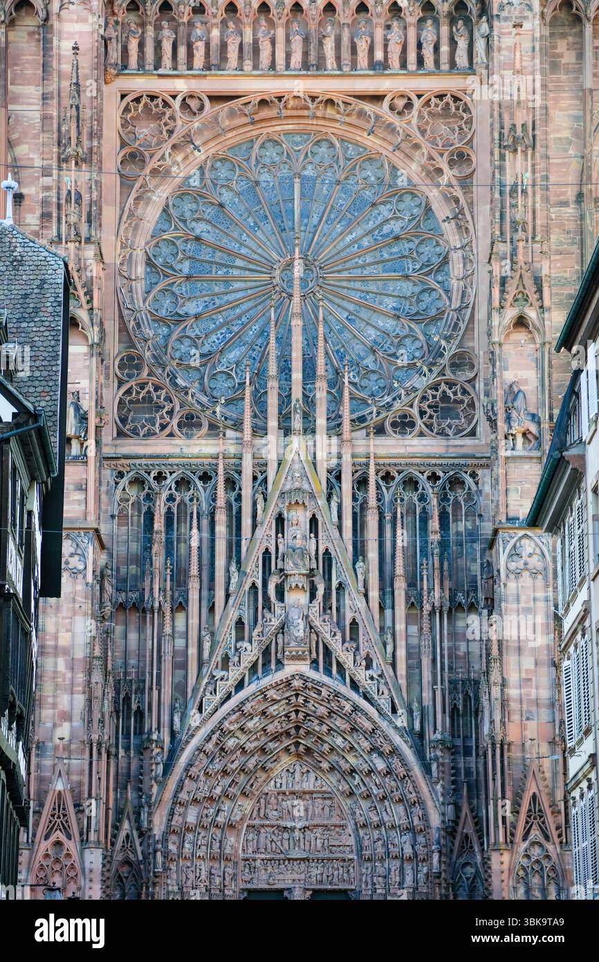 Westfassade mit Rosette des Münster Cathedrale Notre-Dame im Stil der ...
