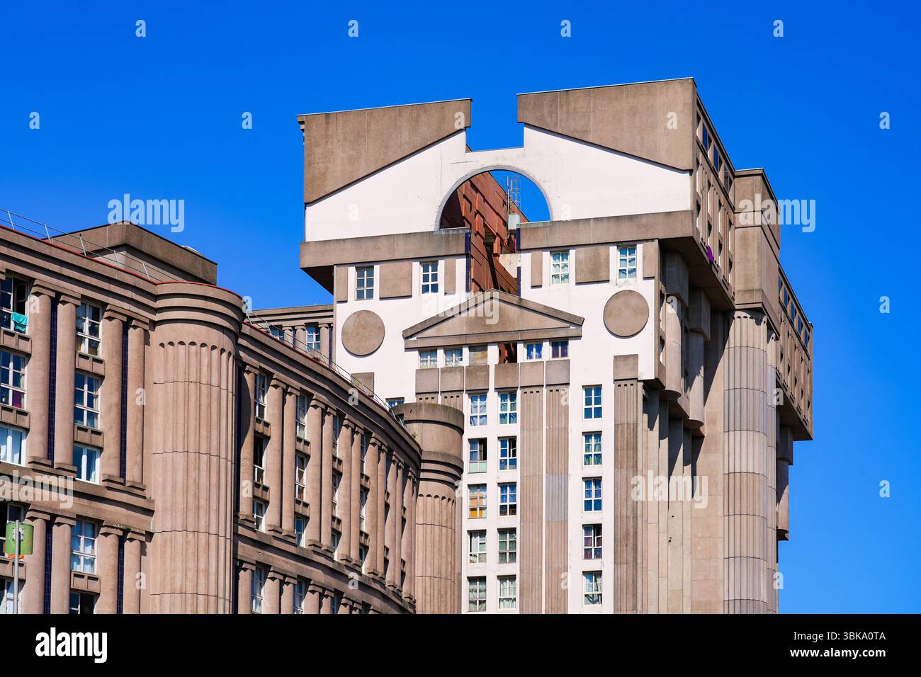 "Les Espaces d'Abraxas" postmodern housing complex by Catalan architect ...