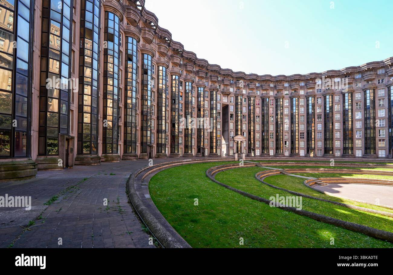 "Les Espaces d'Abraxas" postmodern housing complex by Catalan architect ...