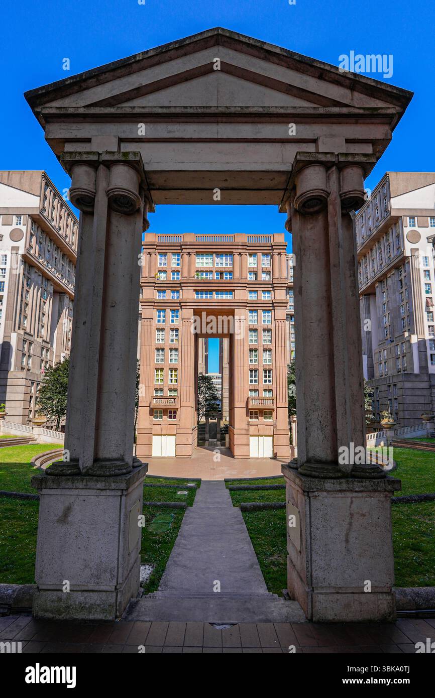 "Les Espaces d'Abraxas" postmodern housing complex by Catalan architect ...