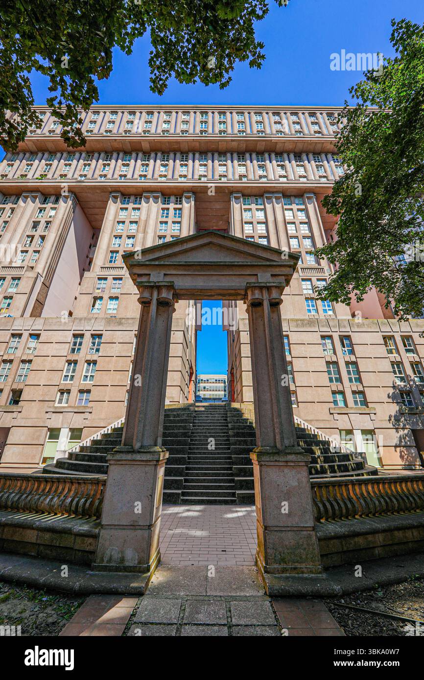 "Les Espaces d'Abraxas" postmodern housing complex by Catalan architect ...