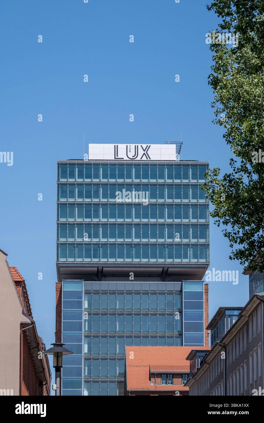 Quartier LUX Der LUX Tower ehemals Narva-Turm in der Oberbaum City ist ...