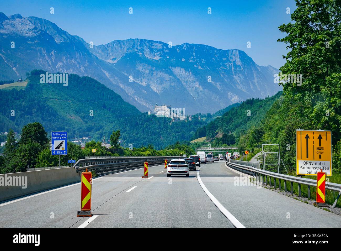 Werfen, Österreich, Europa, Autobahn A10, Tauernautobahn, Burg ...
