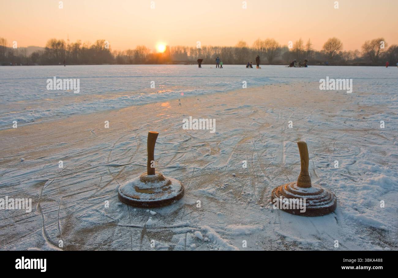 Curling stone ice scratch hi-res stock photography and images - Alamy