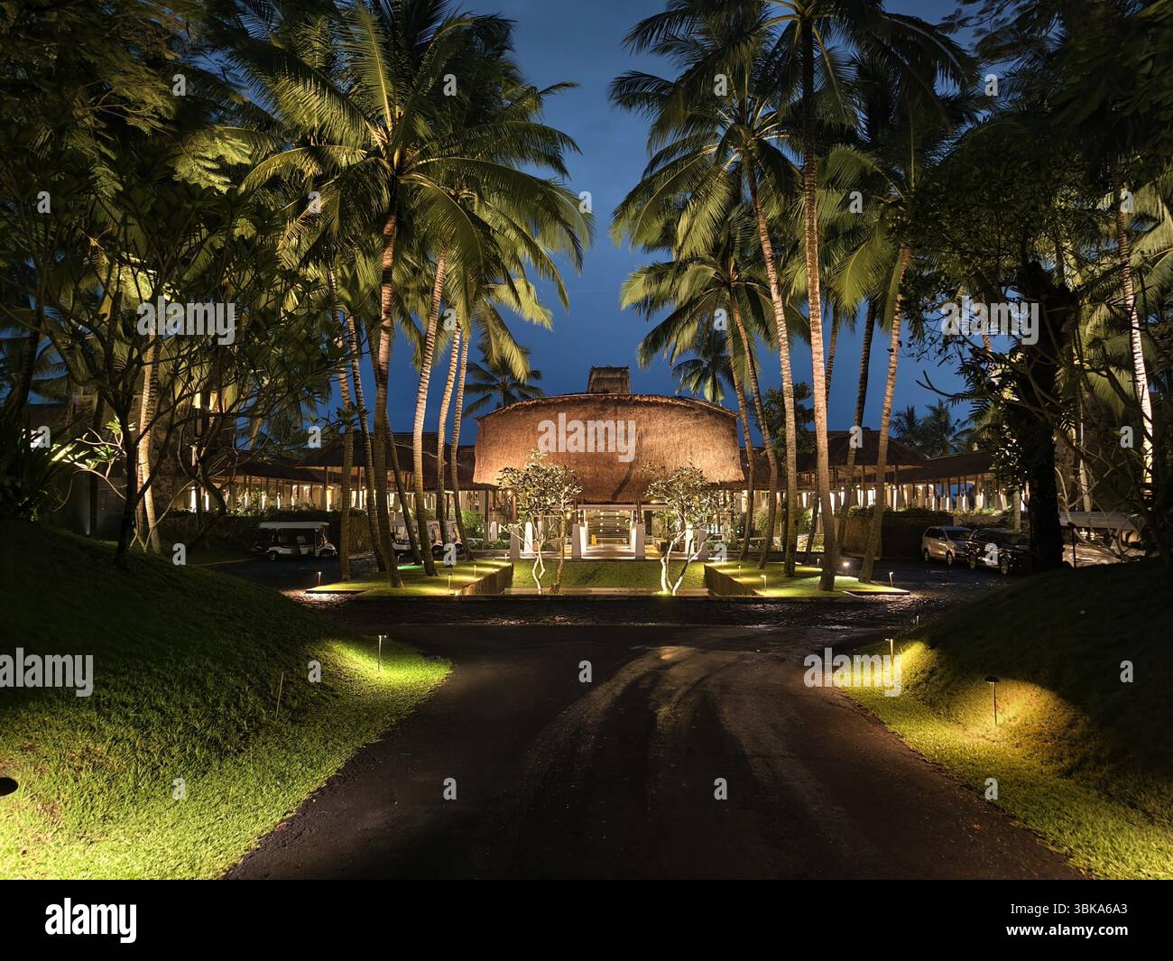 Tropical resort entrance lush greenery hi-res stock photography and ...