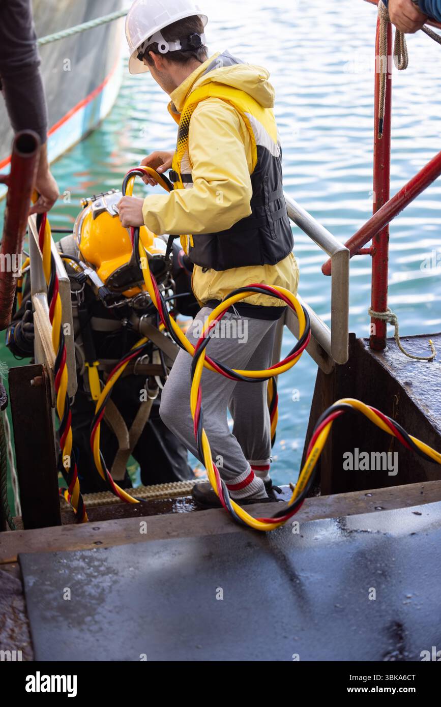 Dive tender hi-res stock photography and images - Alamy