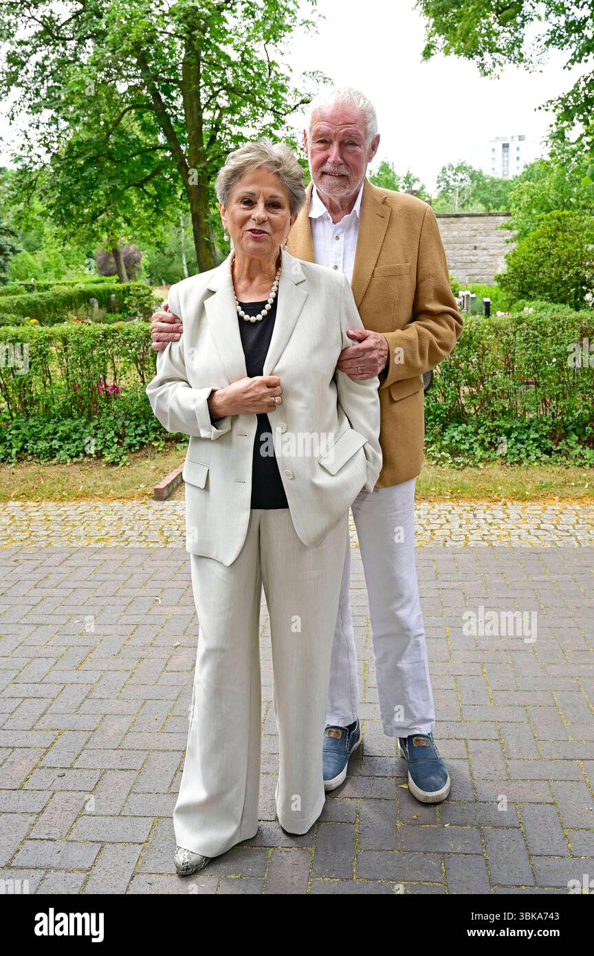Dagmar Frederic und Klaus Lenk bei der Trauerfeier für Urte ...