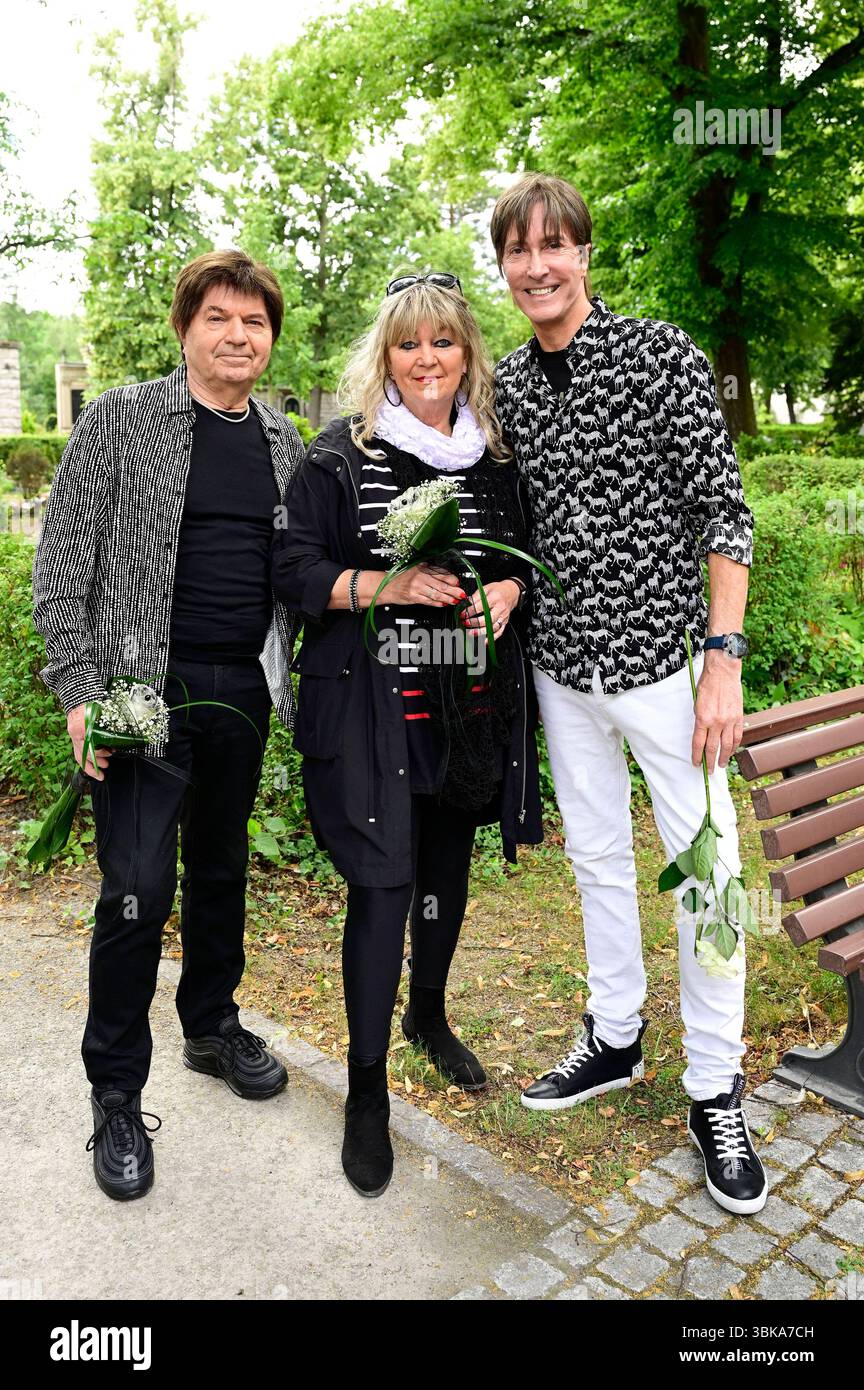 Uwe Jensen, Marietta Behrendt und Rainer Genss bei der Trauerfeier für ...