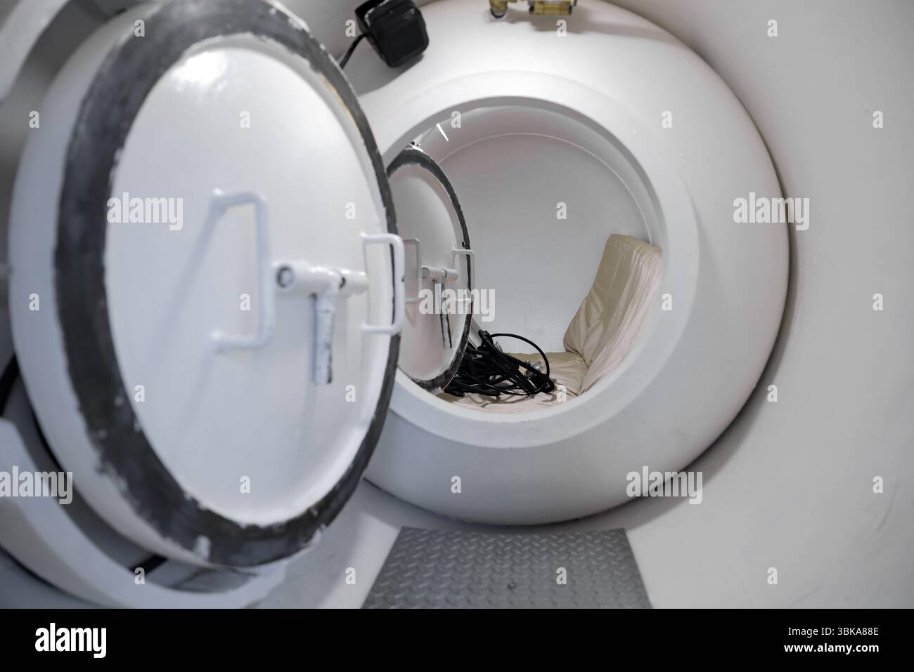 Chamber entrance hi-res stock photography and images - Alamy