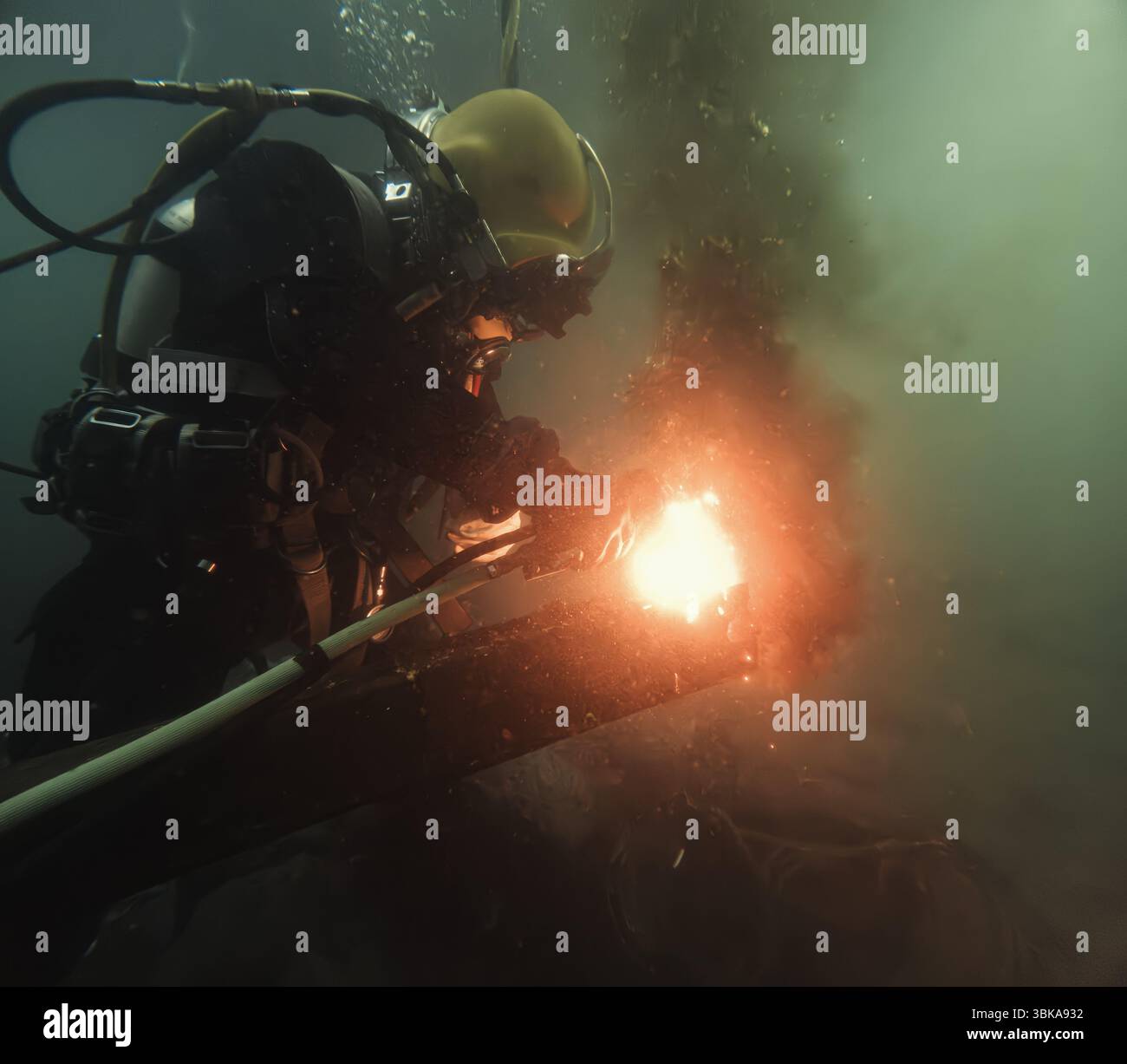 Commercial diver welding and cutting underwater closeup Stock Photo - Alamy