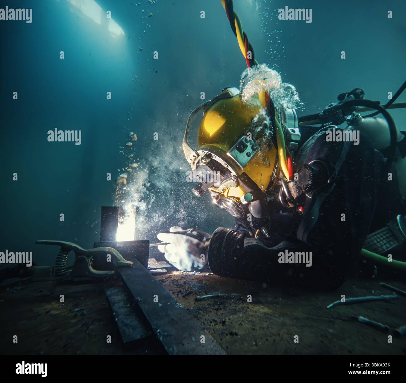 Commercial diver welding and cutting underwater closeup Stock Photo - Alamy