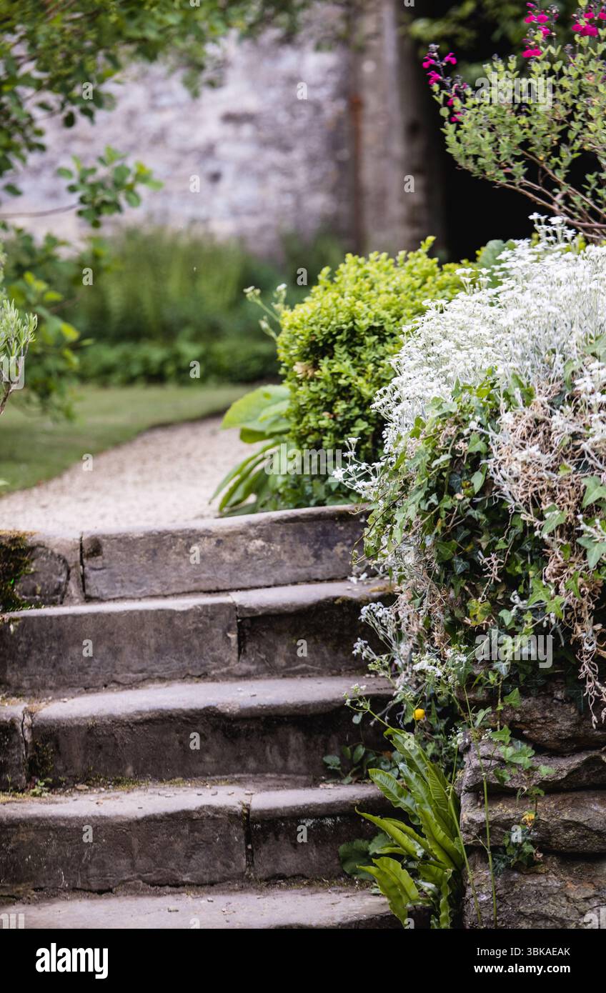 Quintessential english country house hi-res stock photography and ...