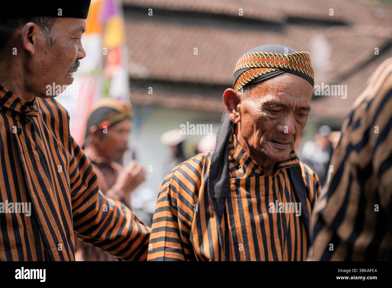 Elderly man in traditional attire hi-res stock photography and images ...