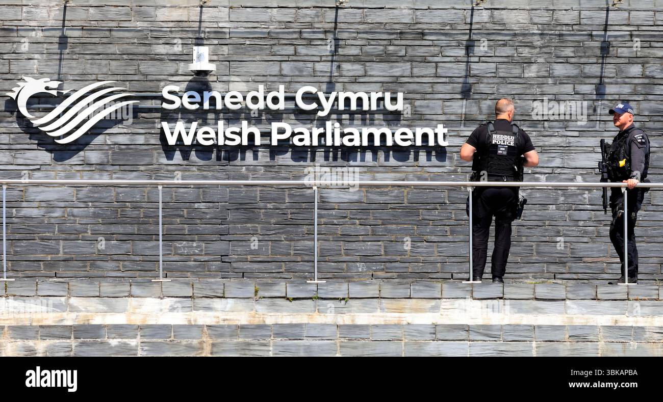 Armed South Wales police officers / Heddlu - on duty outside the Welsh ...