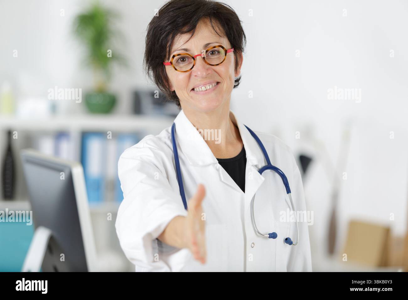 doctor handshake in the office Stock Photo - Alamy
