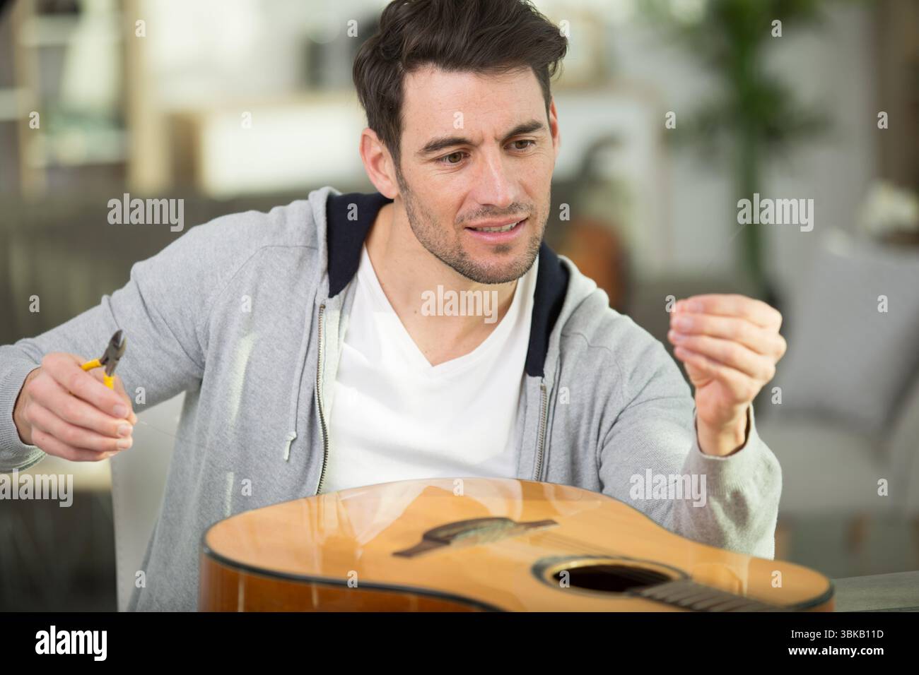 Changing strings on guitar hi-res stock photography and images - Alamy