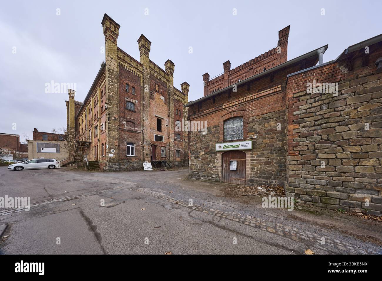 Ruin brick factory hi-res stock photography and images - Alamy