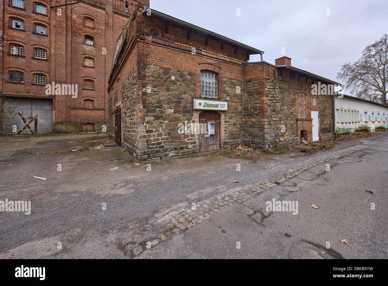 Ruin brick factory hi-res stock photography and images - Alamy