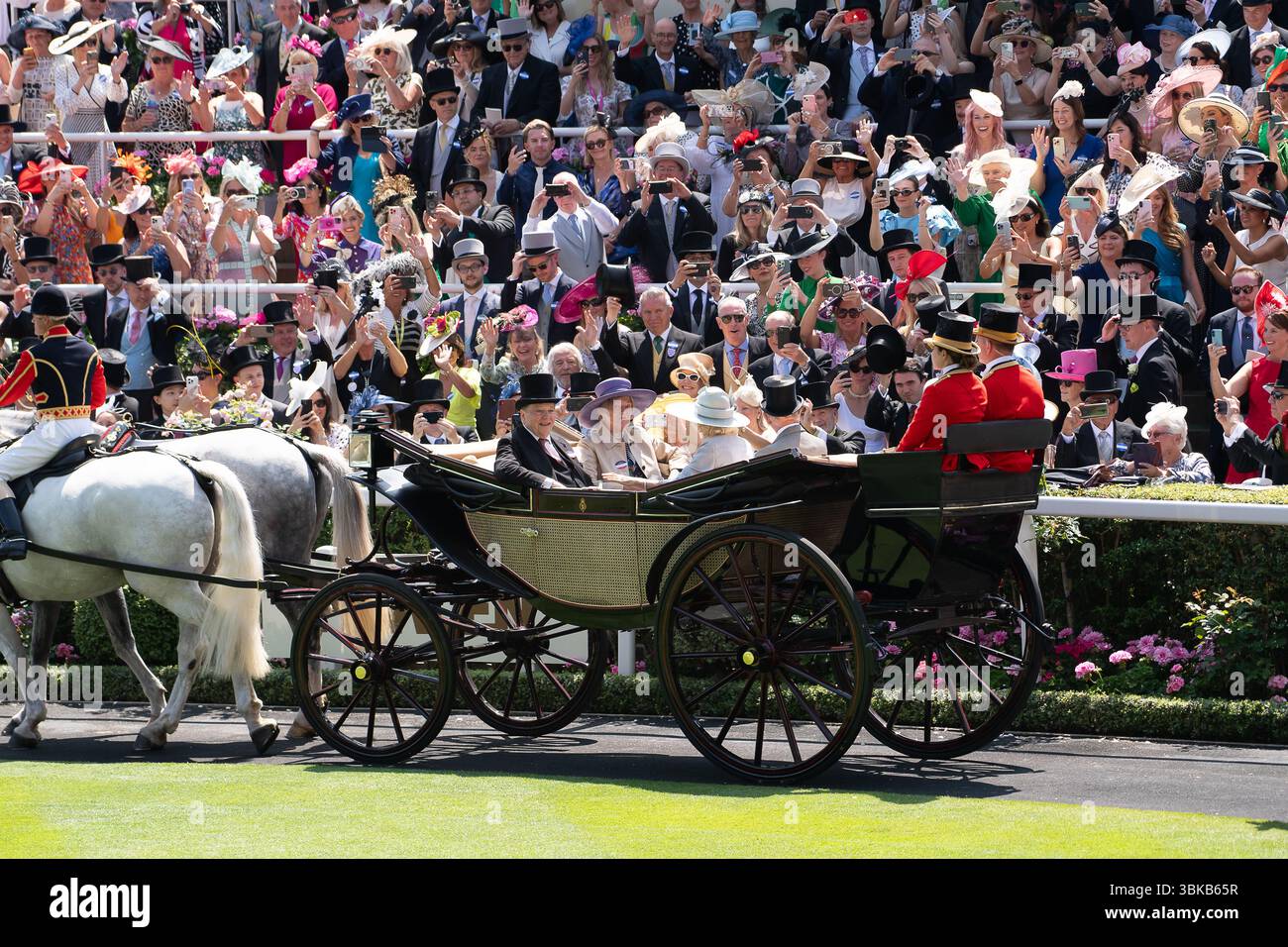 Royal ascot ladies day 2025 hi-res stock photography and images - Alamy