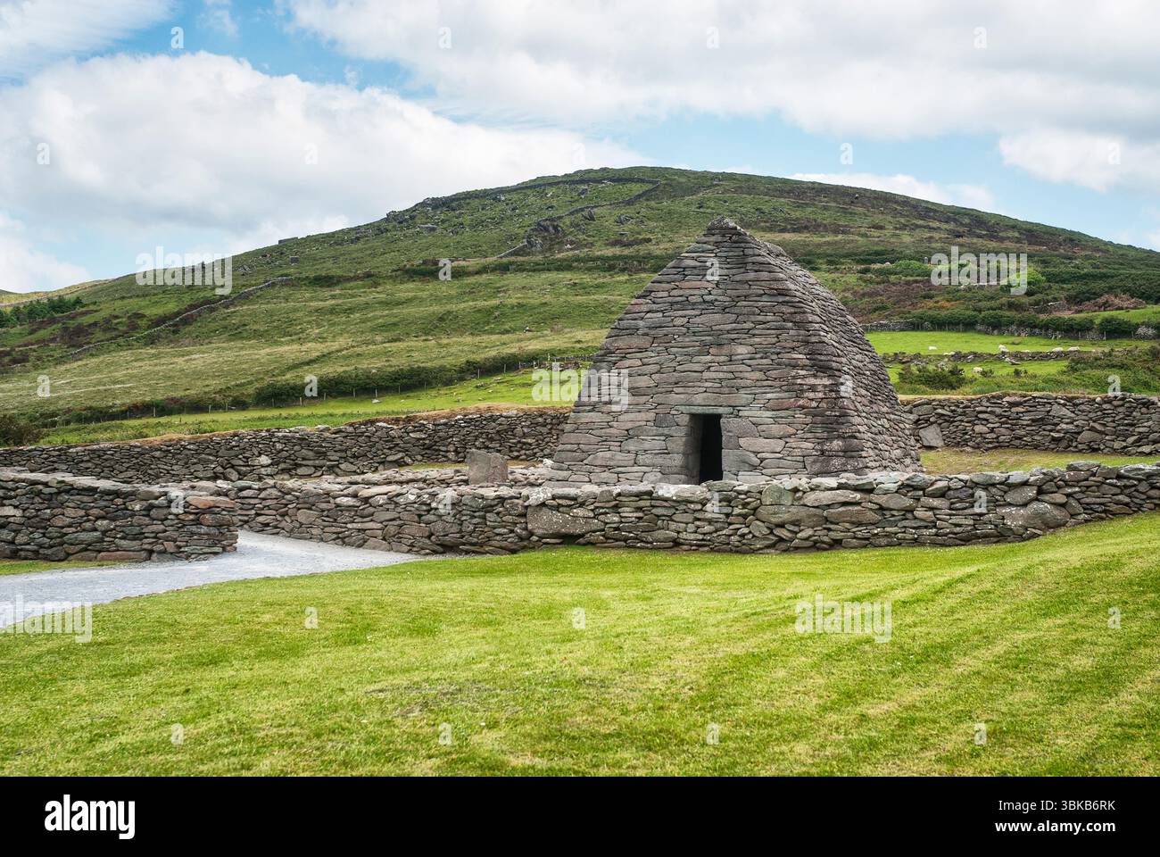 Fahan BeeHive Huts, Dingle, Ireland Stock Photo - Alamy