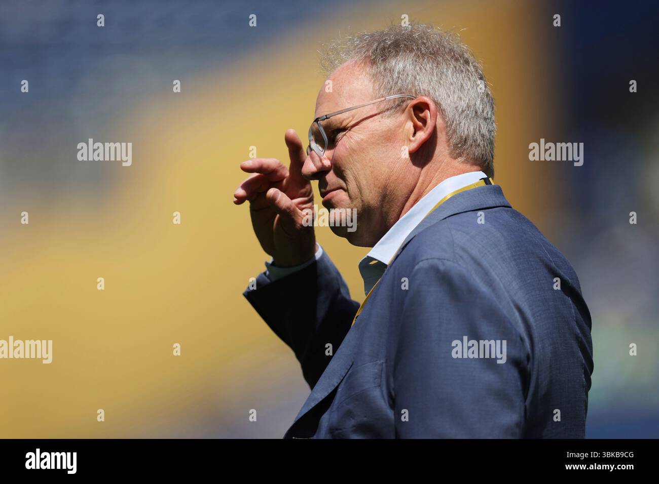 Seattle Sounders manager Brian Schmetzer reacts as his players warm up ...