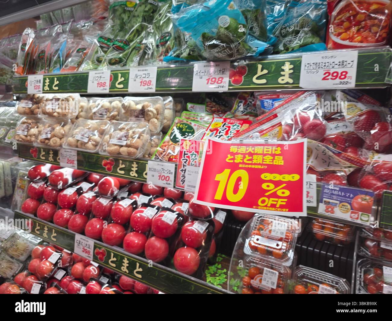 Cashier grocery store dairy hi-res stock photography and images - Alamy