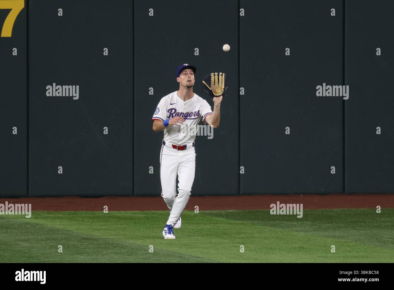 Arlington, Texas, USA. 19th June, 2025. Texas Rangers center fielder ...