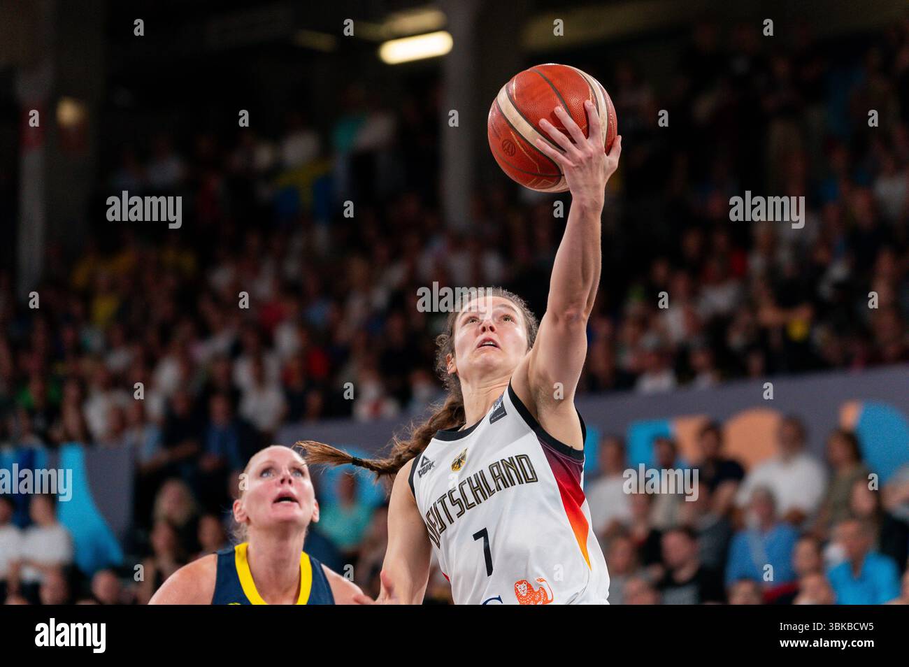Hamburg, Deutschland. 19th June, 2025. Jennifer Crowder (Deutschland ...