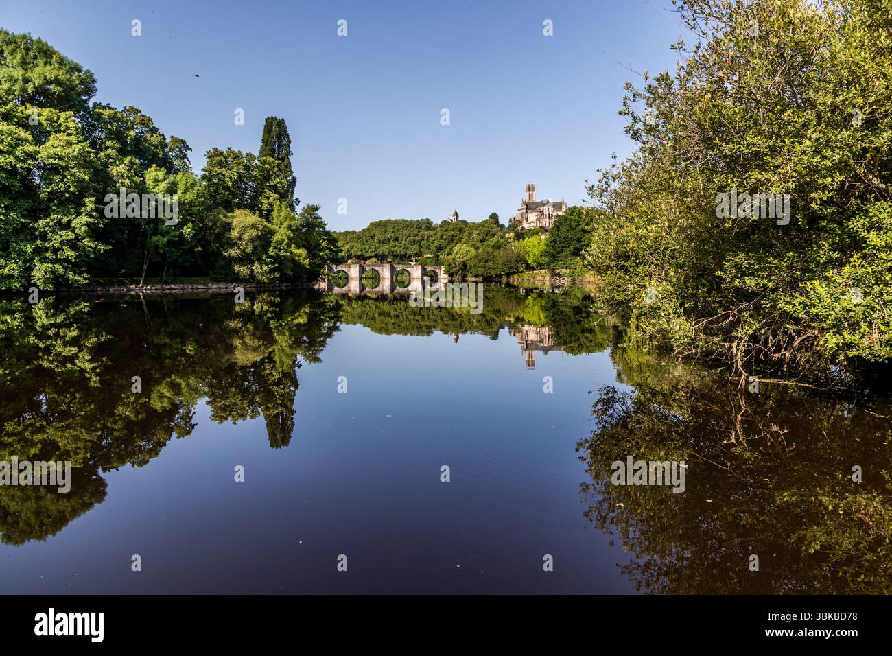 View of the Pont Saint-Étienne stone bridge over the River Vienne in ...