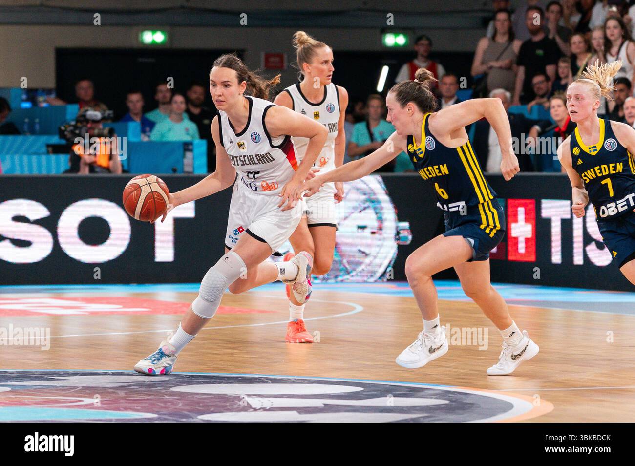 Emily Bessoir (Deutschland, #22) im Dribbling gegen Frida Eldebrink ...