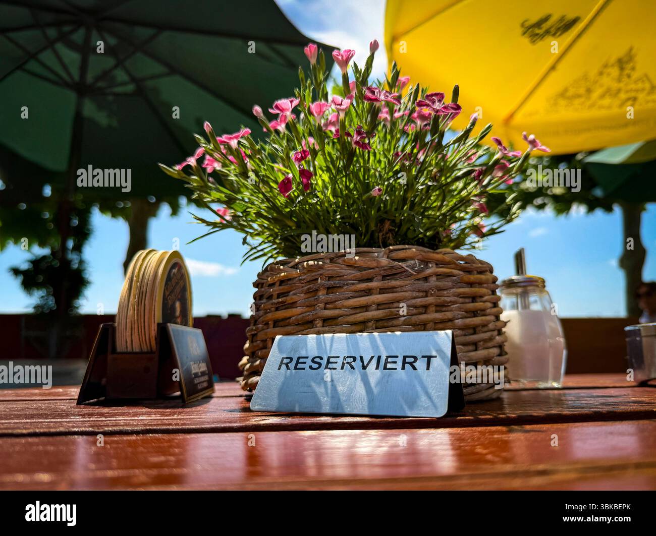 20.06.2025, Symbolbild, Thema: Reservierung in der Gastronomie, Auf ...