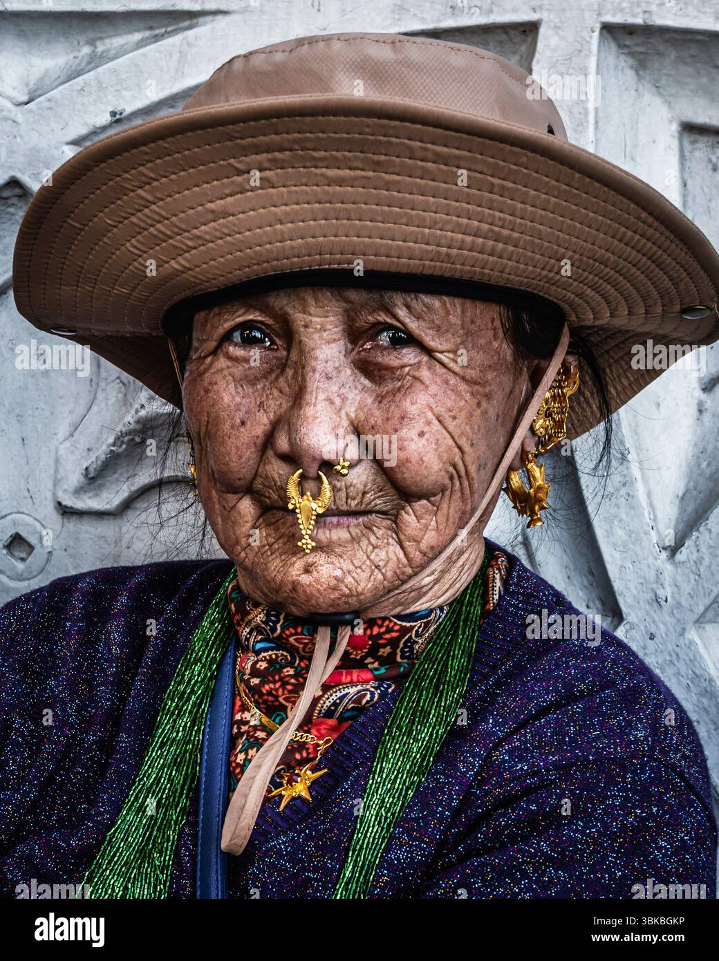 Portrait of an old Burmese lady Stock Photo - Alamy