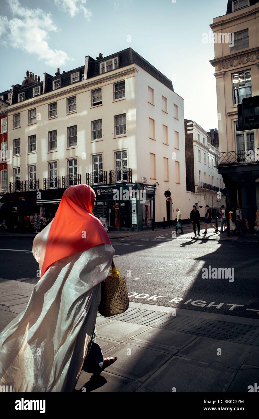 Fashionable Muslim woman crossing London street Stock Photo - Alamy
