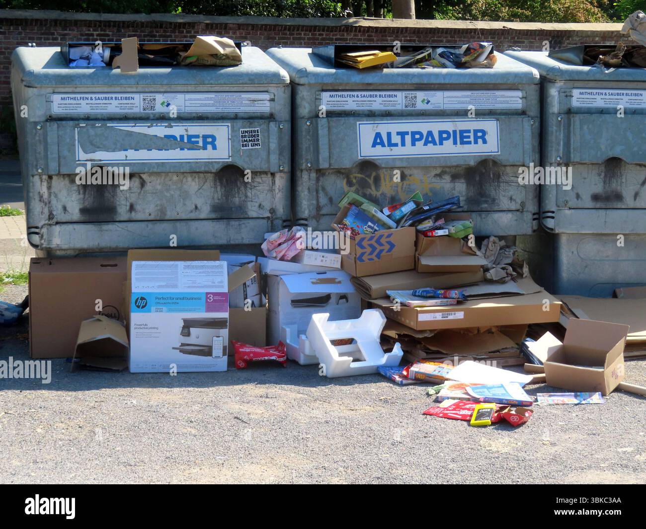 ...Altpapier Entsorgung auf die andere Art - einfach neben die ...