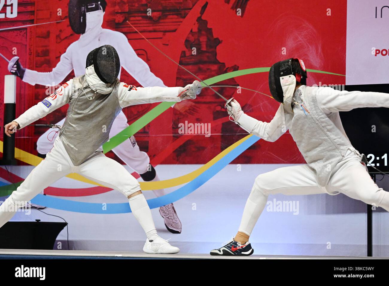 Hong Kong's Ryan Choi Chun Yin (L) fights against Chinas Mo Ziwei ...