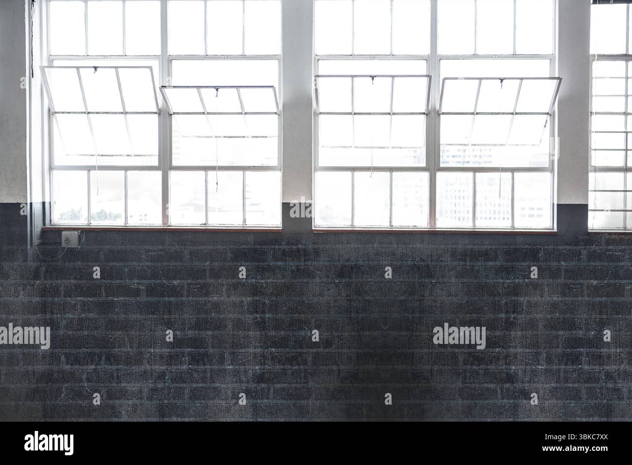 Large windows flooding hi-res stock photography and images - Alamy