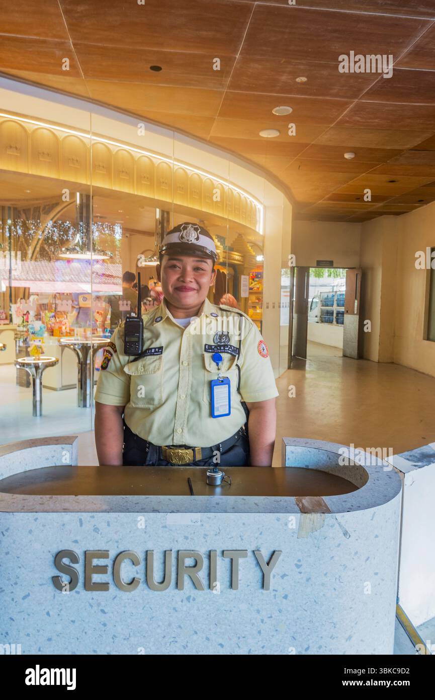 Female security guard shopping centre hi-res stock photography and ...
