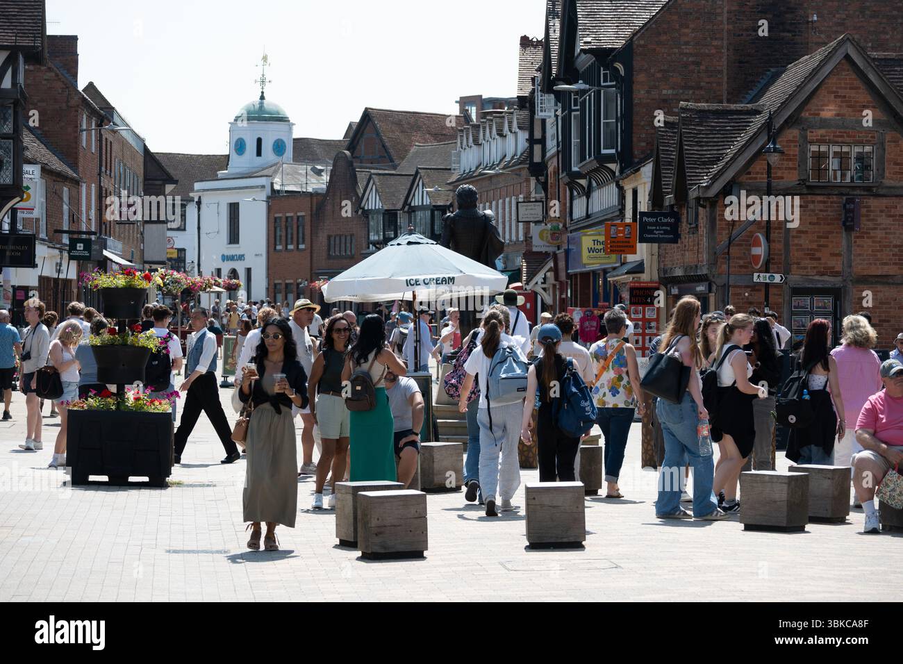 Henley Street busy with tourists on a hot summer`s day, Stratford-upon ...