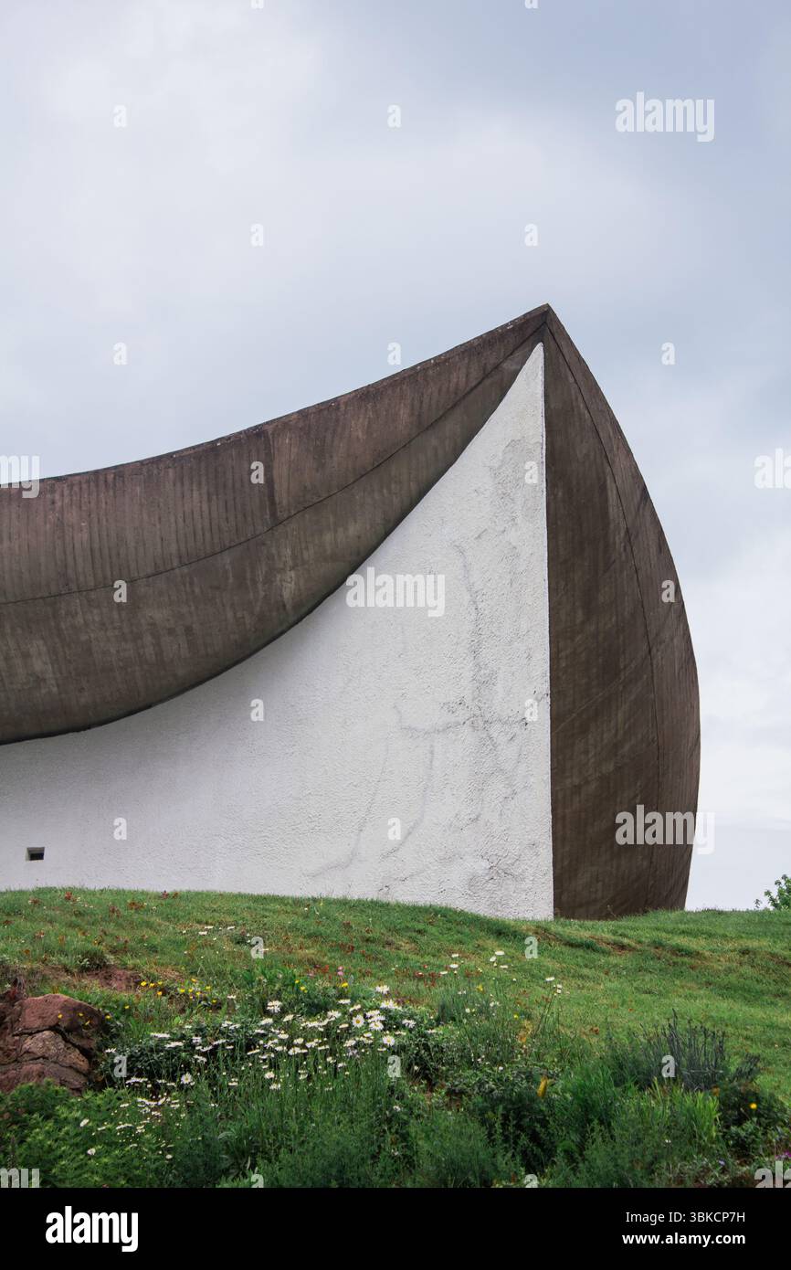 Modernist chapel with curved roof, Notre-Dame du Haut, Ronchamp Stock ...