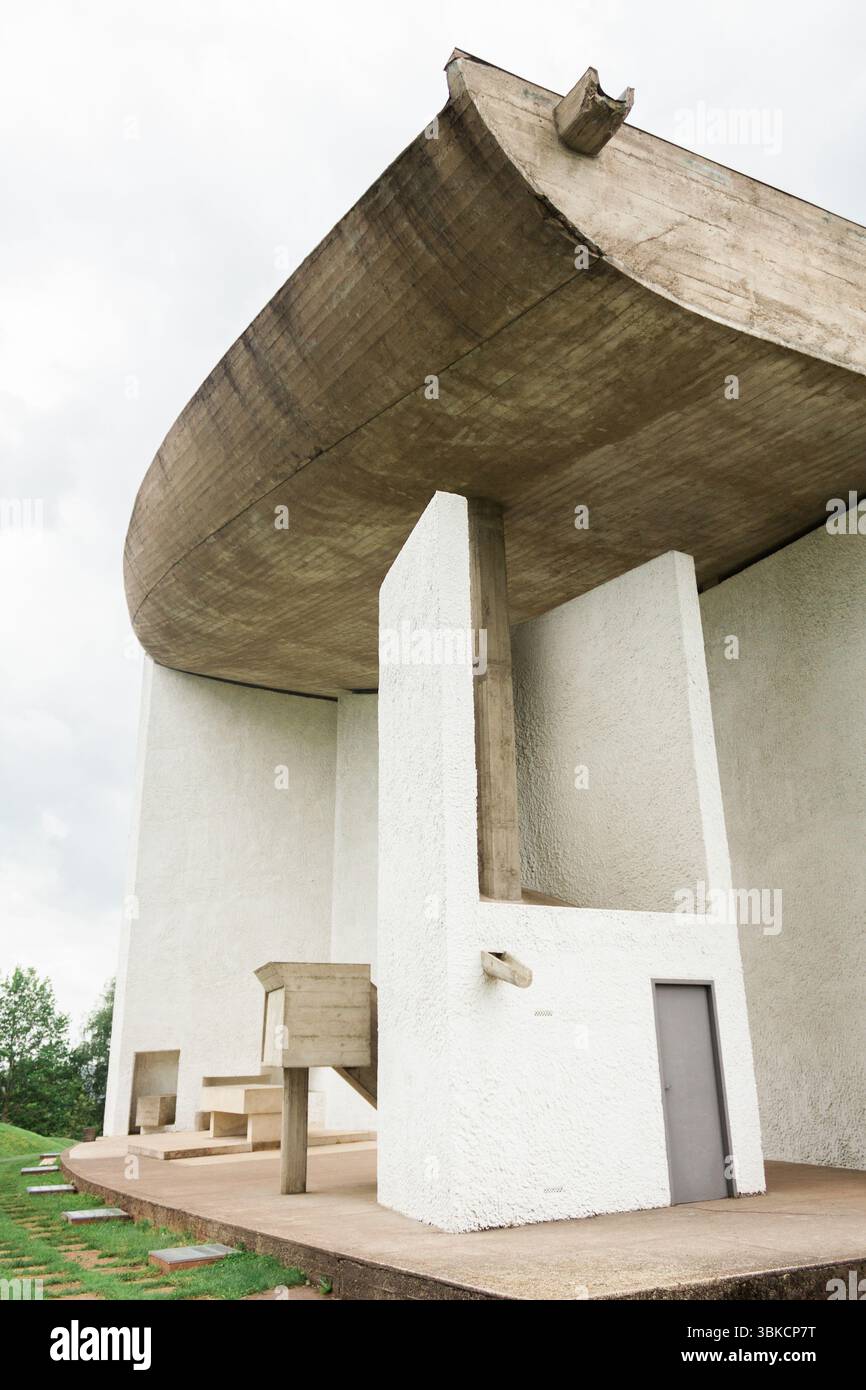 Modernist concrete chapel, Notre-Dame du Haut, Ronchamp Stock Photo - Alamy